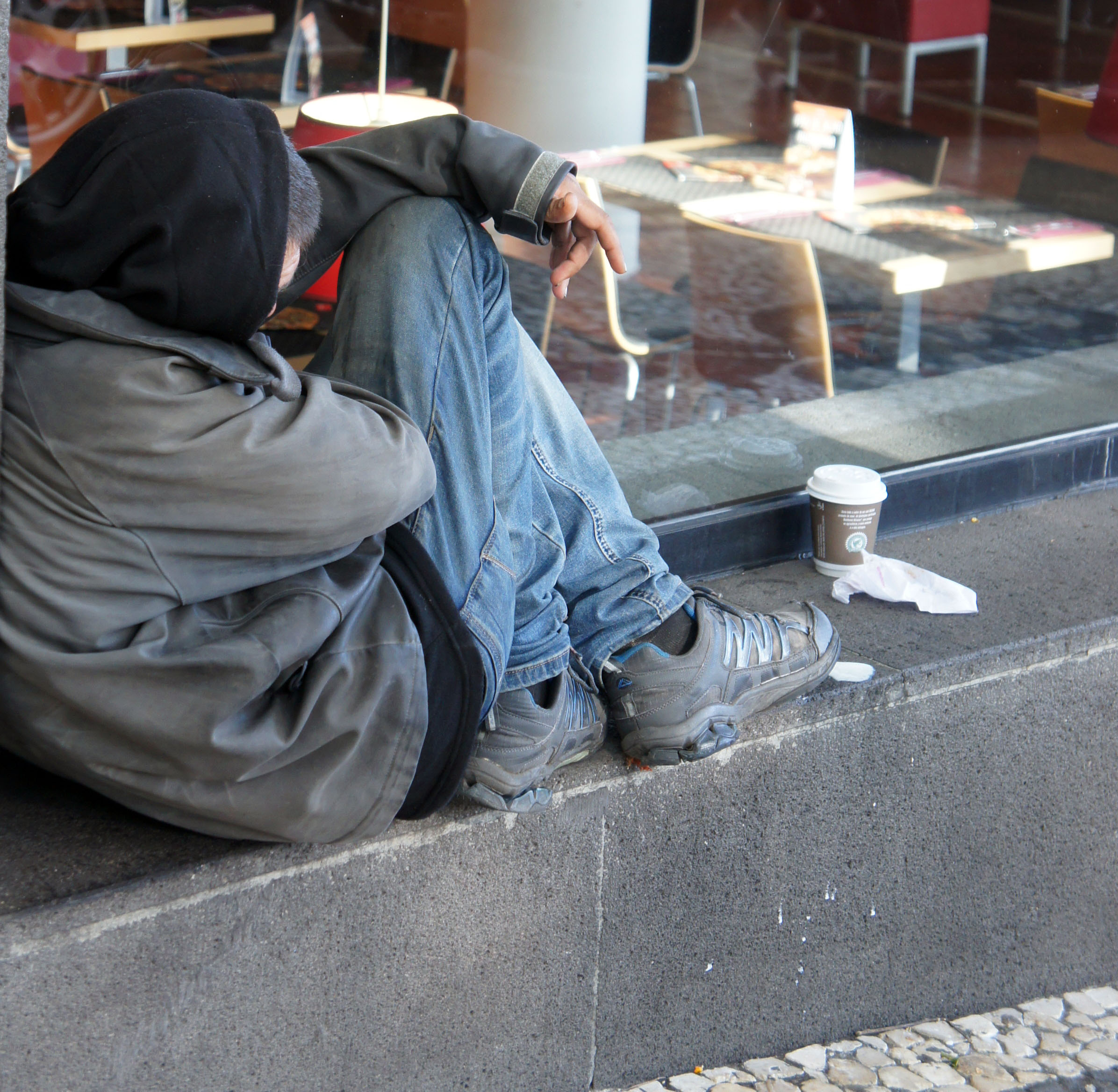 Sem-abrigo continuam em ajuntamentos no centro do Funchal sem observar ...